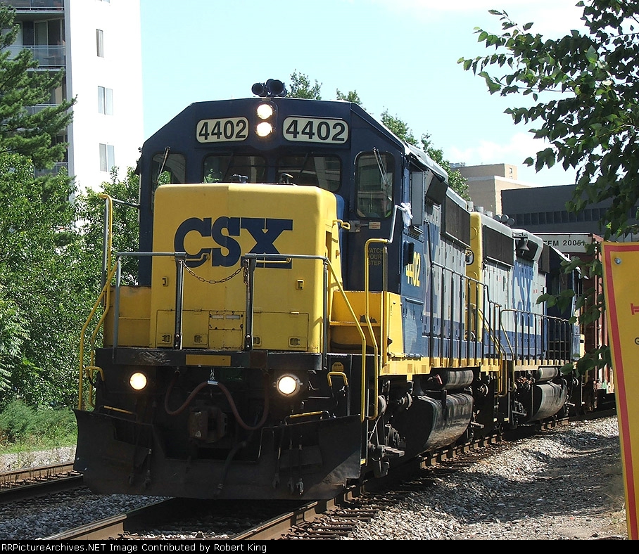 CSX 4402 B738